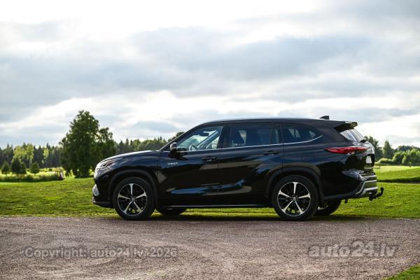 Black Toyota Highlander 2022 in Tallinn, with an engine capacity of 2.50 L and mileage of 105 thousand km for 41900 €, photo 6 on AUTOMOTO.COM.LV