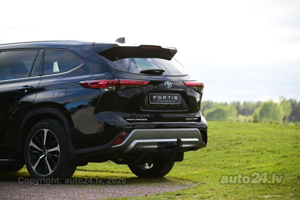 Black Toyota Highlander 2022 in Tallinn, with an engine capacity of 2.50 L and mileage of 105 thousand km for 41900 €, photo 7 on AUTOMOTO.COM.LV