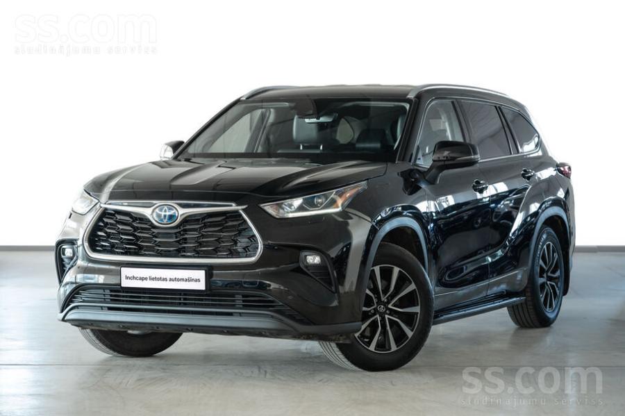 Black Toyota Highlander 2022 in Riga, with an engine capacity of 2.50 L and mileage of 81 thousand km for 39990 €, photo 1 on AUTOMOTO.COM.LV