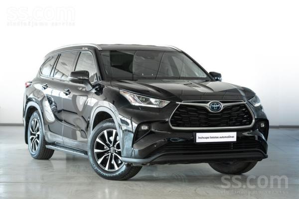Black Toyota Highlander 2022 in Riga, with an engine capacity of 2.50 L and mileage of 81 thousand km for 39990 €, photo 3 on AUTOMOTO.COM.LV