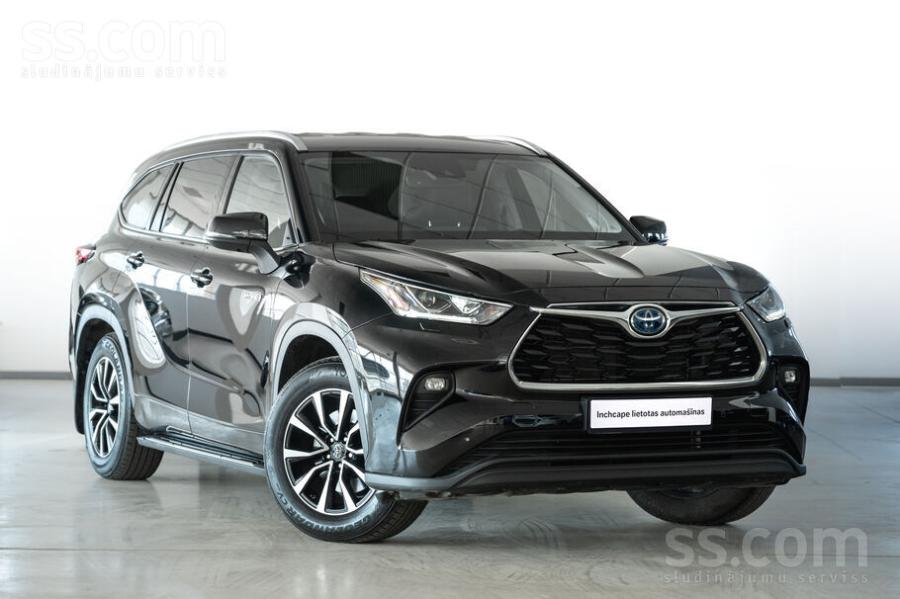 Black Toyota Highlander 2022 in Riga, with an engine capacity of 2.50 L and mileage of 81 thousand km for 39990 €, photo 3 on AUTOMOTO.COM.LV