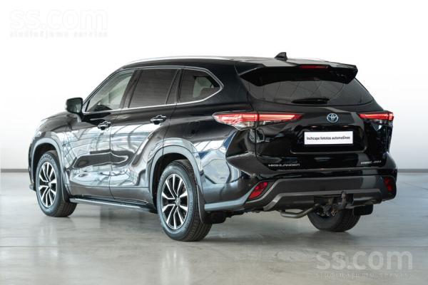 Black Toyota Highlander 2022 in Riga, with an engine capacity of 2.50 L and mileage of 81 thousand km for 39990 €, photo 4 on AUTOMOTO.COM.LV