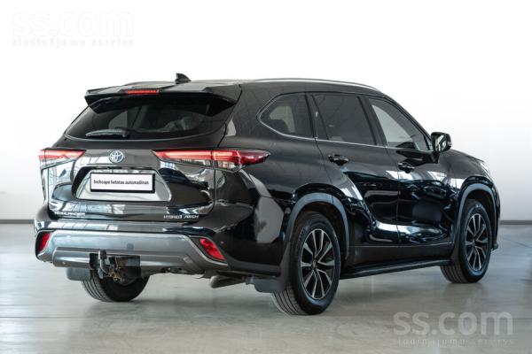 Black Toyota Highlander 2022 in Riga, with an engine capacity of 2.50 L and mileage of 81 thousand km for 39990 €, photo 5 on AUTOMOTO.COM.LV