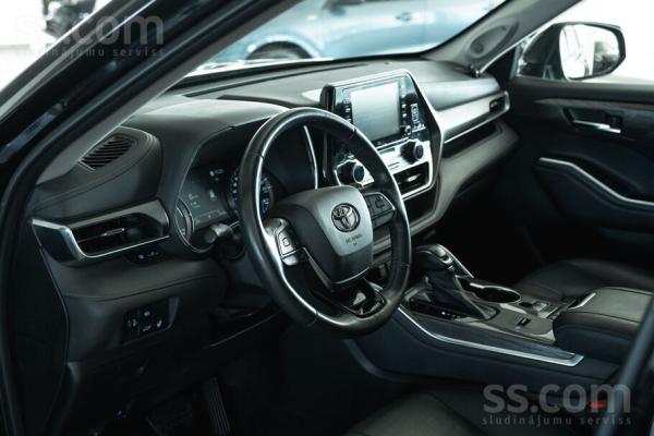 Black Toyota Highlander 2022 in Riga, with an engine capacity of 2.50 L and mileage of 81 thousand km for 39990 €, photo 6 on AUTOMOTO.COM.LV