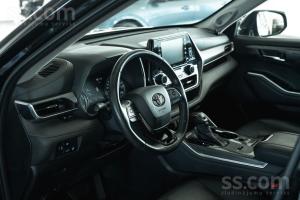 Black Toyota Highlander 2022 in Riga, with an engine capacity of 2.50 L and mileage of 81 thousand km for 39990 €, photo 6 on AUTOMOTO.COM.LV