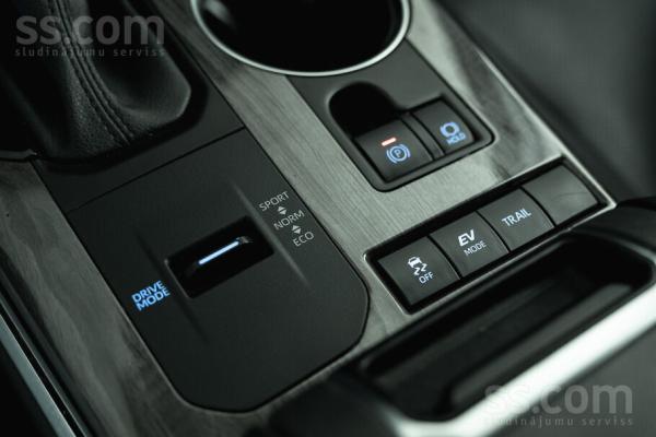 Black Toyota Highlander 2022 in Riga, with an engine capacity of 2.50 L and mileage of 81 thousand km for 39990 €, photo 9 on AUTOMOTO.COM.LV