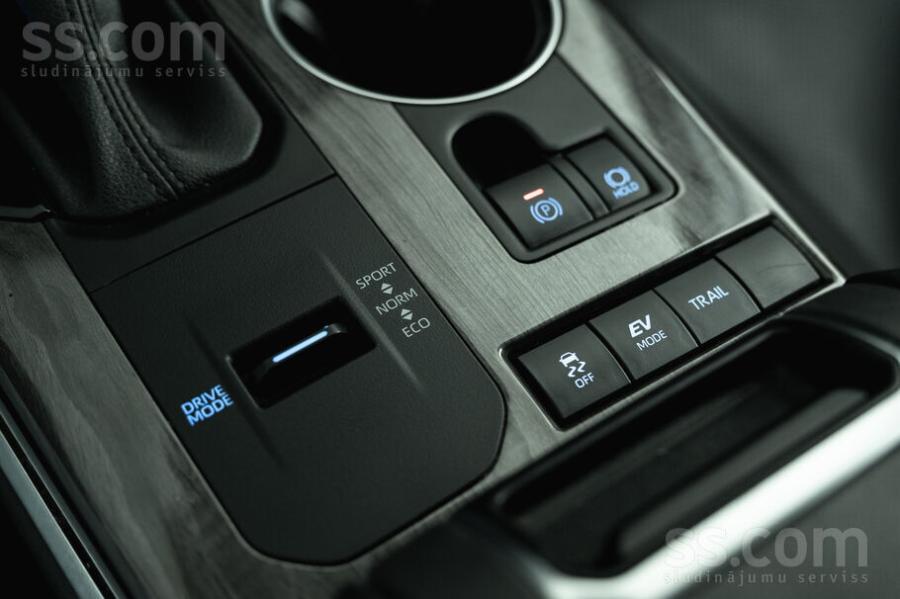 Black Toyota Highlander 2022 in Riga, with an engine capacity of 2.50 L and mileage of 81 thousand km for 39990 €, photo 9 on AUTOMOTO.COM.LV