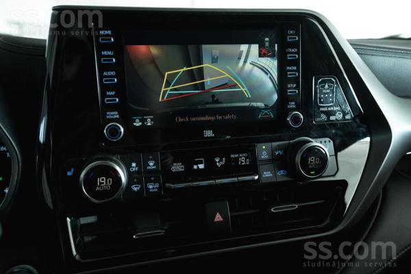 Black Toyota Highlander 2022 in Riga, with an engine capacity of 2.50 L and mileage of 81 thousand km for 39990 €, photo 10 on AUTOMOTO.COM.LV