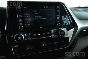 Black Toyota Highlander 2022 in Riga, with an engine capacity of 2.50 L and mileage of 81 thousand km for 39990 €, photo 11 on AUTOMOTO.COM.LV