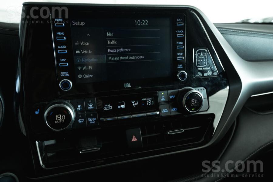 Black Toyota Highlander 2022 in Riga, with an engine capacity of 2.50 L and mileage of 81 thousand km for 39990 €, photo 11 on AUTOMOTO.COM.LV