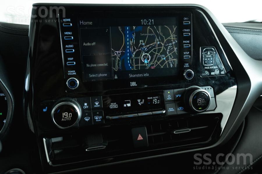 Black Toyota Highlander 2022 in Riga, with an engine capacity of 2.50 L and mileage of 81 thousand km for 39990 €, photo 12 on AUTOMOTO.COM.LV