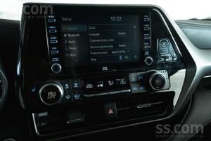 Black Toyota Highlander 2022 in Riga, with an engine capacity of 2.50 L and mileage of 81 thousand km for 39990 €, photo 13 on AUTOMOTO.COM.LV