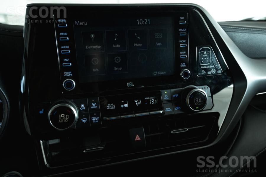 Black Toyota Highlander 2022 in Riga, with an engine capacity of 2.50 L and mileage of 81 thousand km for 39990 €, photo 14 on AUTOMOTO.COM.LV