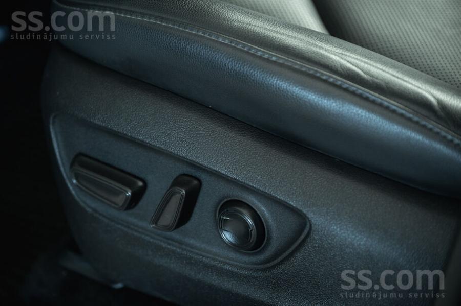 Black Toyota Highlander 2022 in Riga, with an engine capacity of 2.50 L and mileage of 81 thousand km for 39990 €, photo 16 on AUTOMOTO.COM.LV