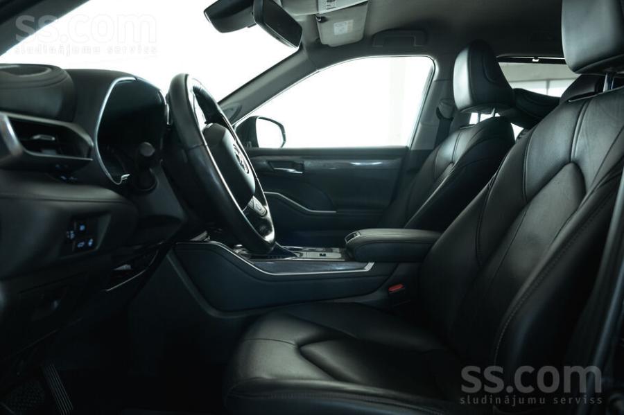 Black Toyota Highlander 2022 in Riga, with an engine capacity of 2.50 L and mileage of 81 thousand km for 39990 €, photo 17 on AUTOMOTO.COM.LV