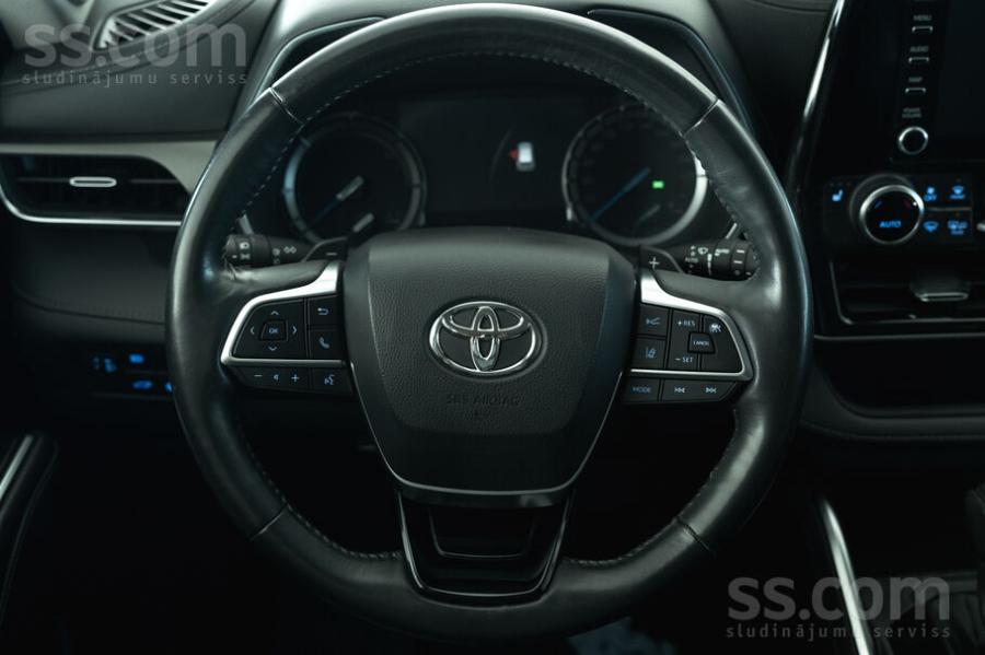 Black Toyota Highlander 2022 in Riga, with an engine capacity of 2.50 L and mileage of 81 thousand km for 39990 €, photo 20 on AUTOMOTO.COM.LV