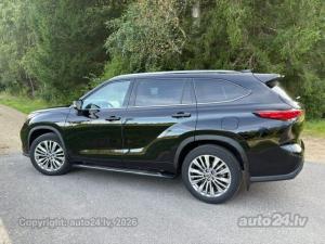 Melns Toyota Highlander 2024 Tallina, ar dzinēja tilpumu 2.50 L un nobraukumu 21 tūkst. km par 54790 €, foto  vietnē AUTOMOTO.COM.LV
