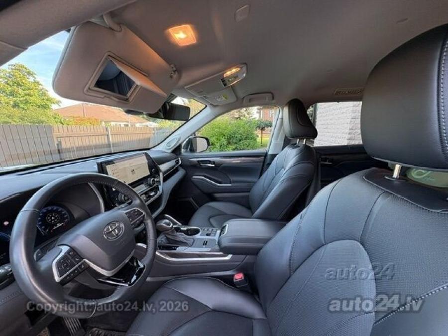 Melns Toyota Highlander 2024 Tallina, ar dzinēja tilpumu 2.50 L un nobraukumu 21 tūkst. km par 54790 €, foto 12 vietnē AUTOMOTO.COM.LV