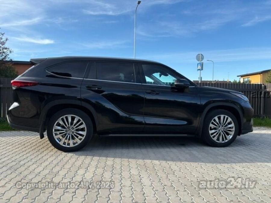 Melns Toyota Highlander 2024 Tallina, ar dzinēja tilpumu 2.50 L un nobraukumu 21 tūkst. km par 54790 €, foto 22 vietnē AUTOMOTO.COM.LV