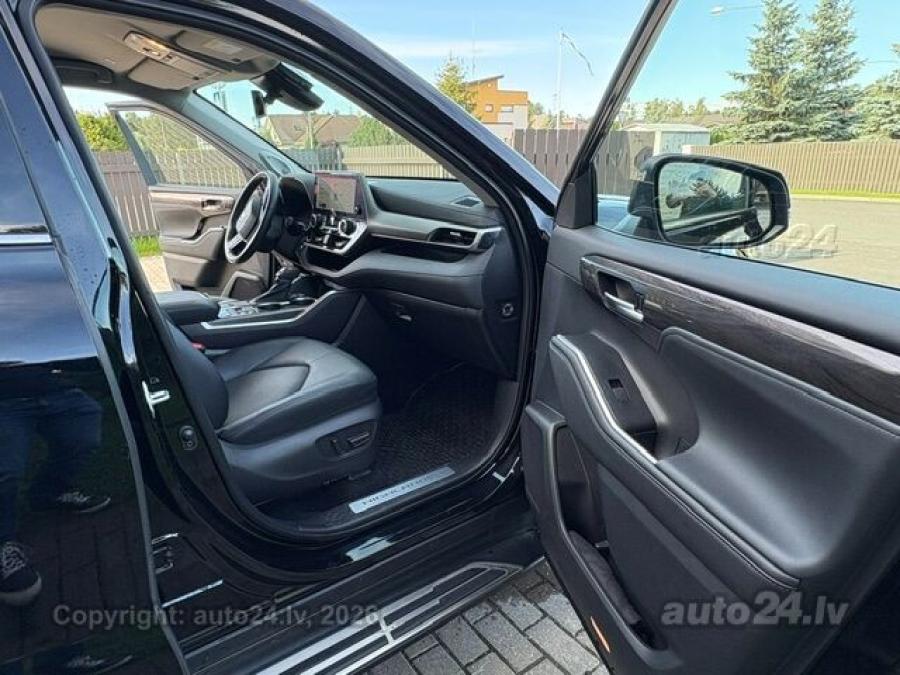 Melns Toyota Highlander 2024 Tallina, ar dzinēja tilpumu 2.50 L un nobraukumu 21 tūkst. km par 54790 €, foto 25 vietnē AUTOMOTO.COM.LV