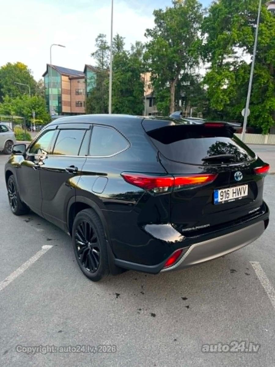 Black Toyota Highlander 2023 in Tallinn, with an engine capacity of 2.50 L and mileage of 52 thousand km for 48500 €, photo 5 on AUTOMOTO.COM.LV