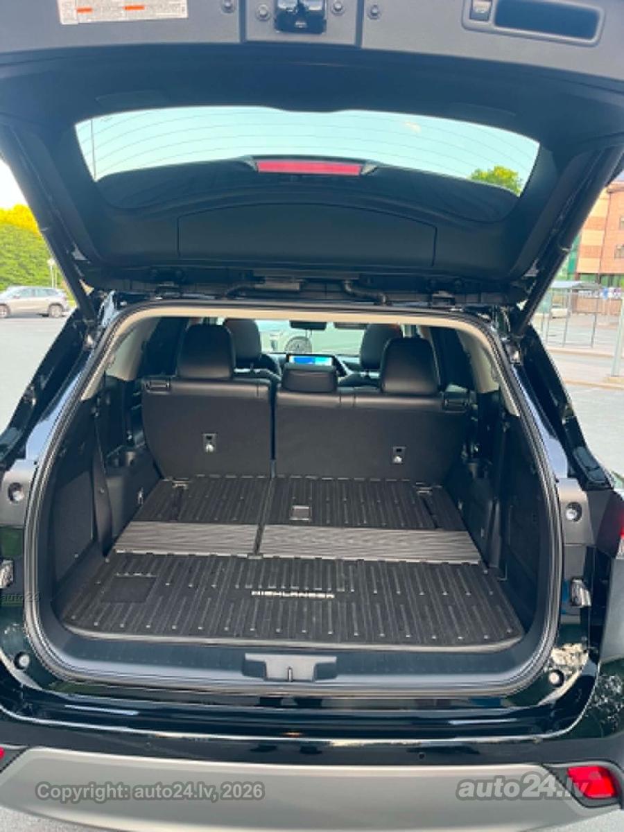 Black Toyota Highlander 2023 in Tallinn, with an engine capacity of 2.50 L and mileage of 52 thousand km for 48500 €, photo 17 on AUTOMOTO.COM.LV