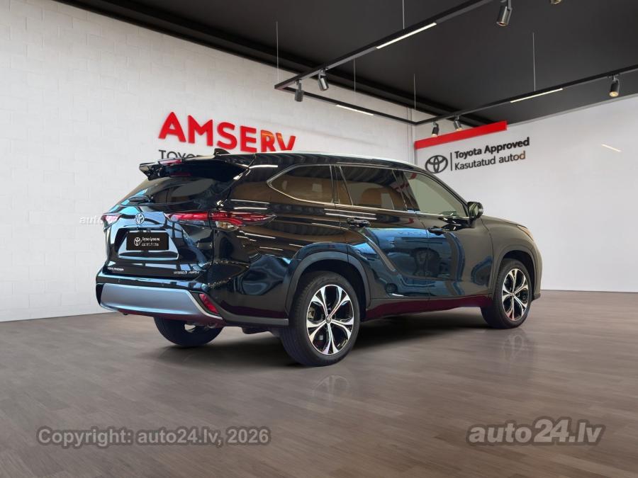 Melns Toyota Highlander 2024 Tartu, ar dzinēja tilpumu 2.50 L un nobraukumu 33 tūkst. km par 49990 €, foto 3 vietnē AUTOMOTO.COM.LV