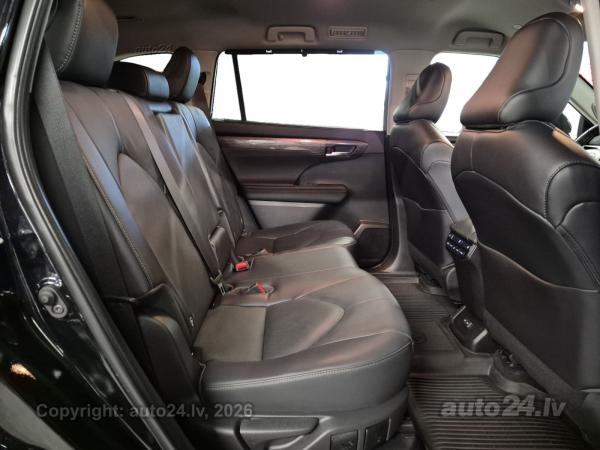 Toyota Highlander 2024 in Tallinn on AUTOMOTO.COM.LV Black Toyota Highlander 2024 in Tallinn, with an engine capacity of 2.50 L and mileage of 88 thousand km for 47990 €, photo 8 on AUTOMOTO.COM.LV