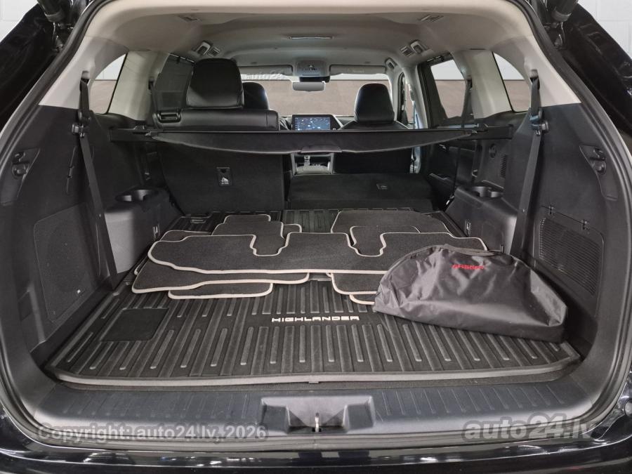Black Toyota Highlander 2024 in Tallinn, with an engine capacity of 2.50 L and mileage of 88 thousand km for 47990 €, photo 11 on AUTOMOTO.COM.LV