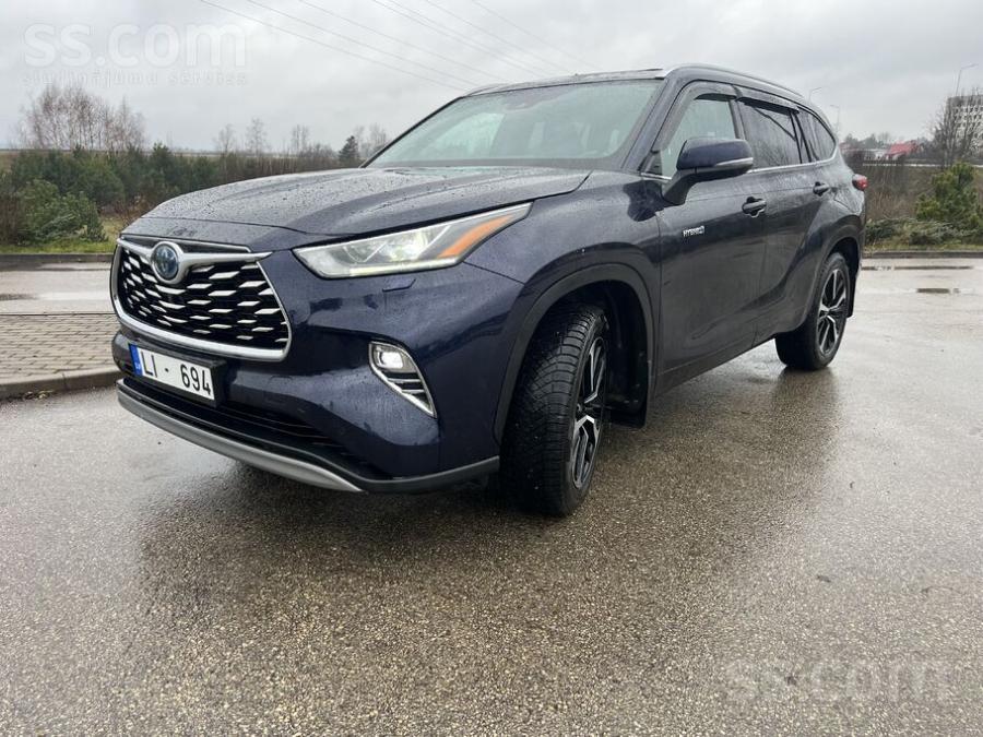 Blue Toyota Highlander 2021 in Ogre, with an engine capacity of 2.50 L and mileage of 67 thousand km for 49990 €, photo 1 on AUTOMOTO.COM.LV
