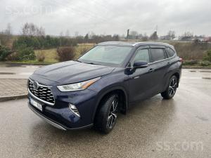Blue Toyota Highlander 2021 in Ogre, with an engine capacity of 2.50 L and mileage of 67 thousand km for 49990 €, photo 3 on AUTOMOTO.COM.LV