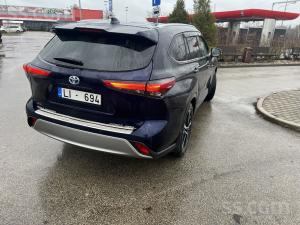 Blue Toyota Highlander 2021 in Ogre, with an engine capacity of 2.50 L and mileage of 67 thousand km for 49990 €, photo 8 on AUTOMOTO.COM.LV