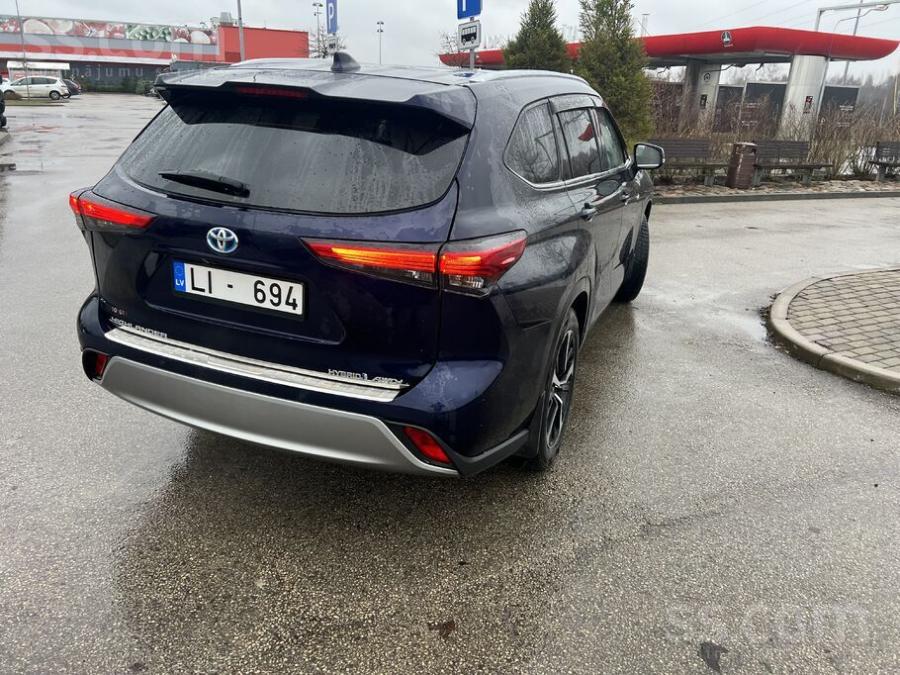 Blue Toyota Highlander 2021 in Ogre, with an engine capacity of 2.50 L and mileage of 67 thousand km for 49990 €, photo 8 on AUTOMOTO.COM.LV
