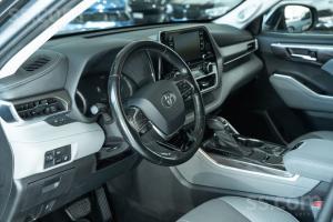 Zils Toyota Highlander 2021 Rīga, ar dzinēja tilpumu 2.50 L un nobraukumu 132 tūkst. km par 32500 €, foto 4 vietnē AUTOMOTO.COM.LV
