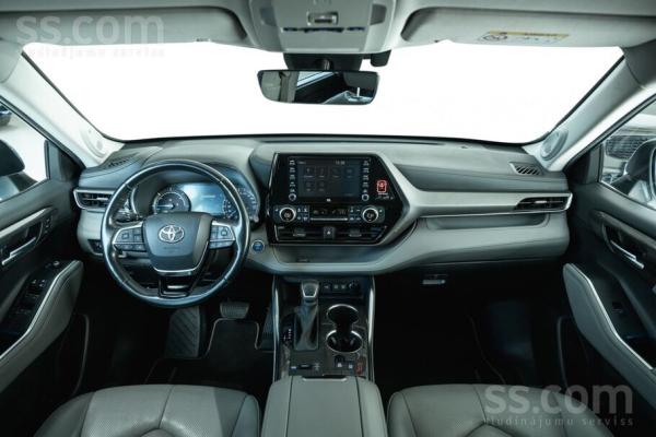 Blue Toyota Highlander 2021 in Riga, with an engine capacity of 2.50 L and mileage of 132 thousand km for 32500 €, photo 5 on AUTOMOTO.COM.LV