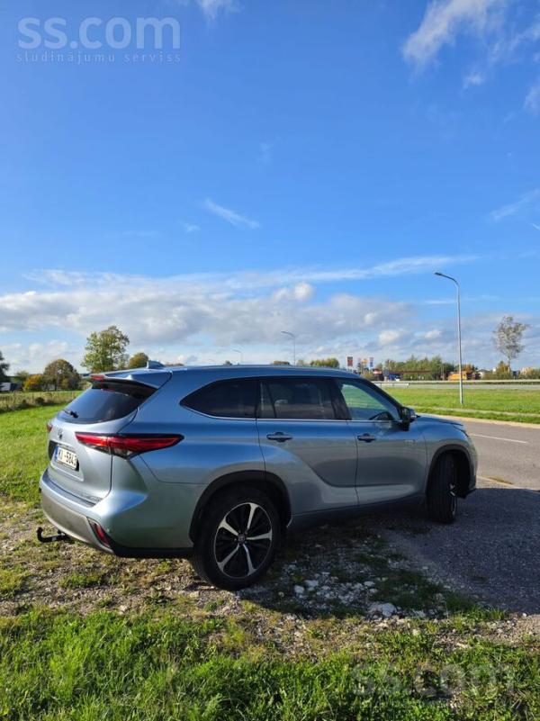 Blue Toyota Highlander 2021 in Riga, with an engine capacity of 2.50 L and mileage of 115 thousand km for 37500 €, photo 4 on AUTOMOTO.COM.LV