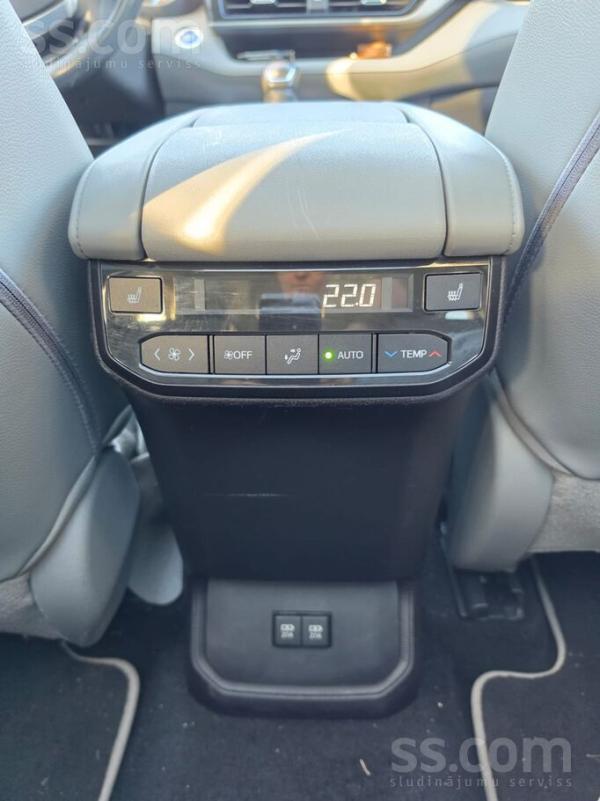 Blue Toyota Highlander 2021 in Riga, with an engine capacity of 2.50 L and mileage of 115 thousand km for 37500 €, photo 8 on AUTOMOTO.COM.LV