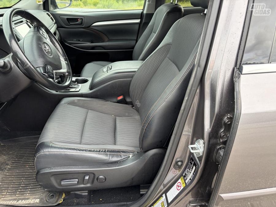 Brūns Toyota Highlander 2016 Kretinga, ar dzinēja tilpumu 3.50 L un nobraukumu 270 tūkst. km par 16000 €, foto 12 vietnē AUTOMOTO.COM.LV