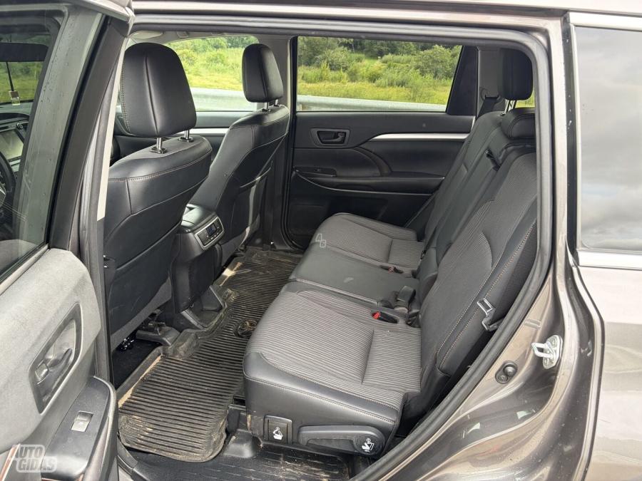 Brūns Toyota Highlander 2016 Kretinga, ar dzinēja tilpumu 3.50 L un nobraukumu 270 tūkst. km par 16000 €, foto 13 vietnē AUTOMOTO.COM.LV