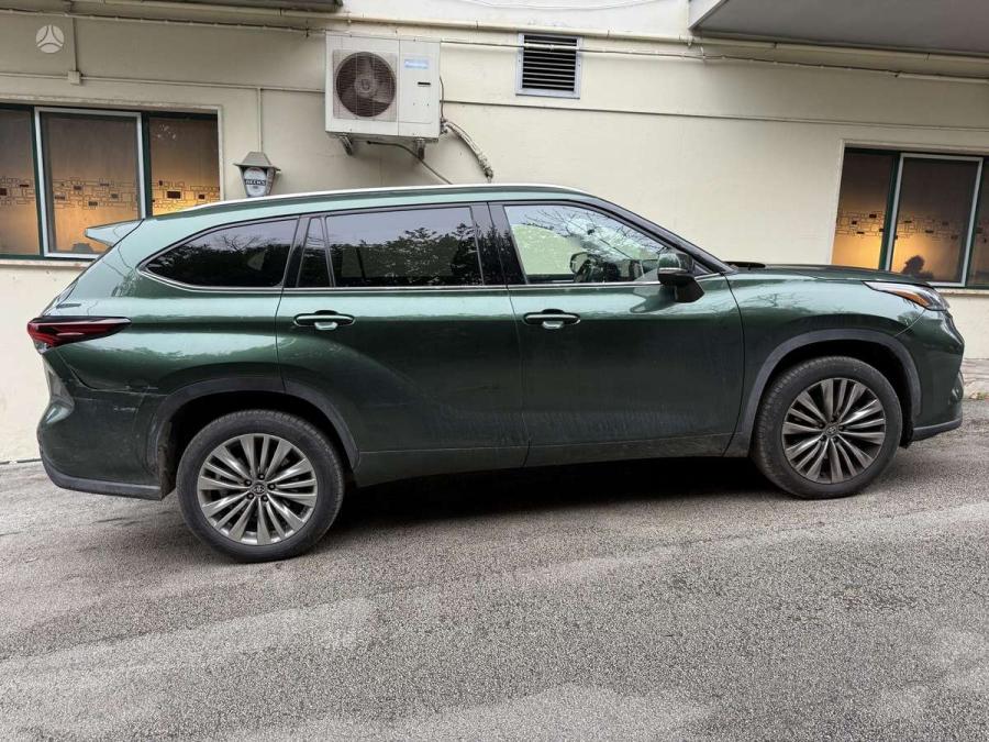 Green Toyota Highlander 2024 in Utena, with an engine capacity of 2.50 L and mileage of 25 thousand km for 44900 €, photo 2 on AUTOMOTO.COM.LV
