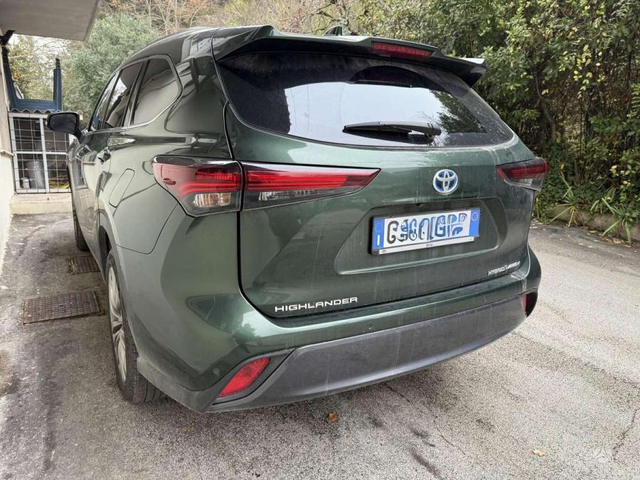 Green Toyota Highlander 2024 in Utena, with an engine capacity of 2.50 L and mileage of 25 thousand km for 44900 €, photo 5 on AUTOMOTO.COM.LV