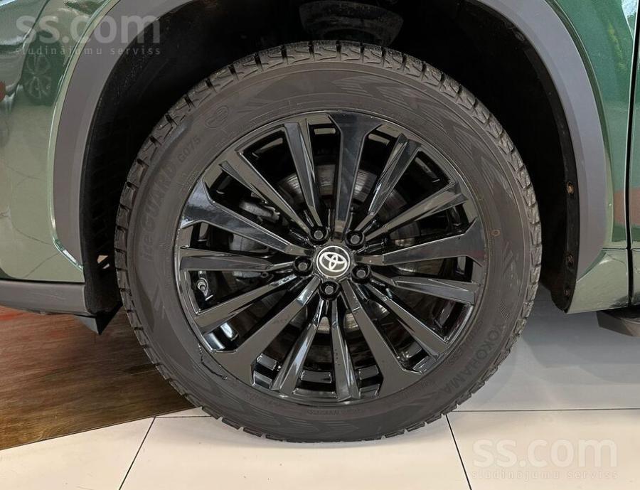 Green Toyota Highlander 2023 in Jekabpils, with an engine capacity of 2.50 L and mileage of 37 thousand km for 54900 €, photo 8 on AUTOMOTO.COM.LV