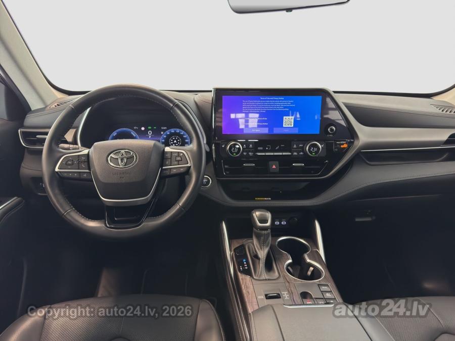 Green Toyota Highlander 2023 in Tallinn, with an engine capacity of 2.50 L and mileage of 47 thousand km for 51900 €, photo 10 on AUTOMOTO.COM.LV
