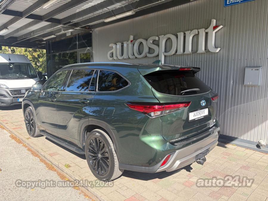 Green Toyota Highlander 2023 in Tallinn, with an engine capacity of 2.50 L and mileage of 55 thousand km for 53990 €, photo 4 on AUTOMOTO.COM.LV