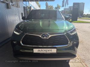 Green Toyota Highlander 2023 in Tallinn, with an engine capacity of 2.50 L and mileage of 55 thousand km for 53990 €, photo 5 on AUTOMOTO.COM.LV