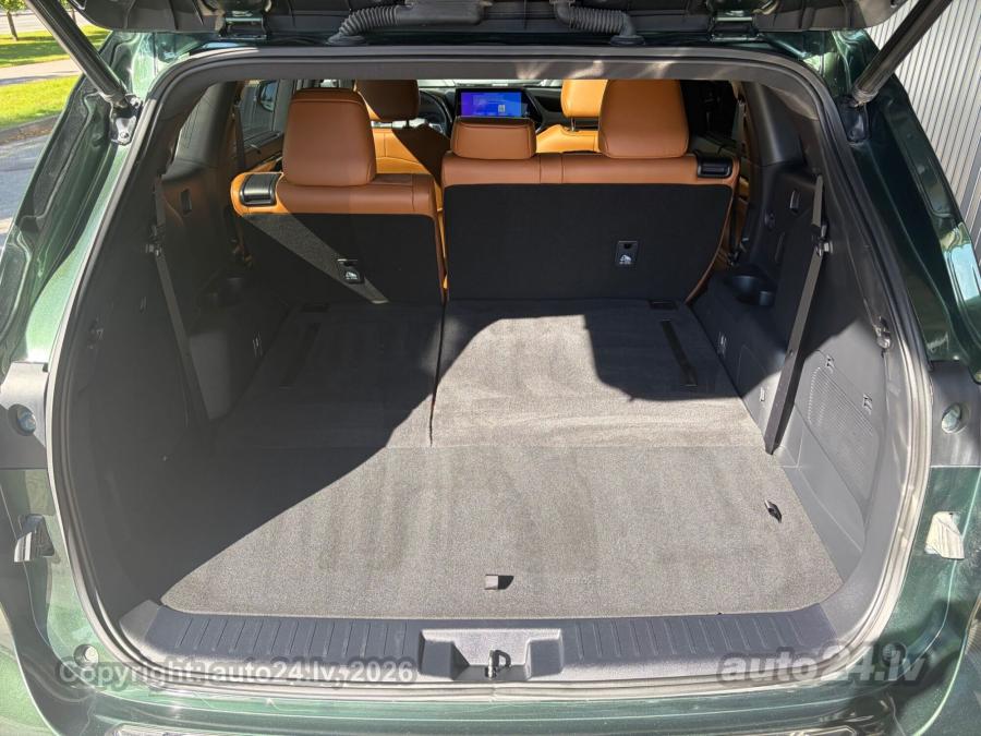 Green Toyota Highlander 2023 in Tallinn, with an engine capacity of 2.50 L and mileage of 55 thousand km for 53990 €, photo 7 on AUTOMOTO.COM.LV