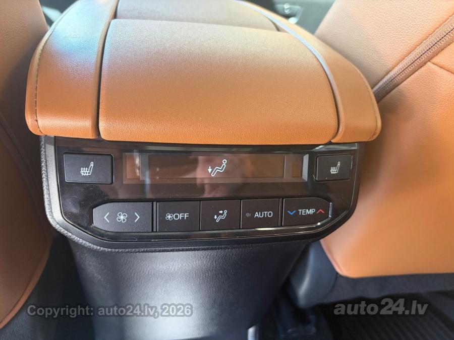 Green Toyota Highlander 2023 in Tallinn, with an engine capacity of 2.50 L and mileage of 55 thousand km for 53990 €, photo 10 on AUTOMOTO.COM.LV
