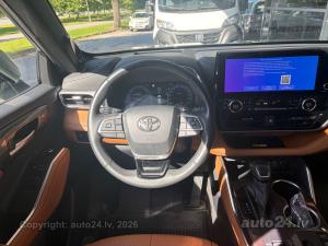 Green Toyota Highlander 2023 in Tallinn, with an engine capacity of 2.50 L and mileage of 55 thousand km for 53990 €, photo 14 on AUTOMOTO.COM.LV