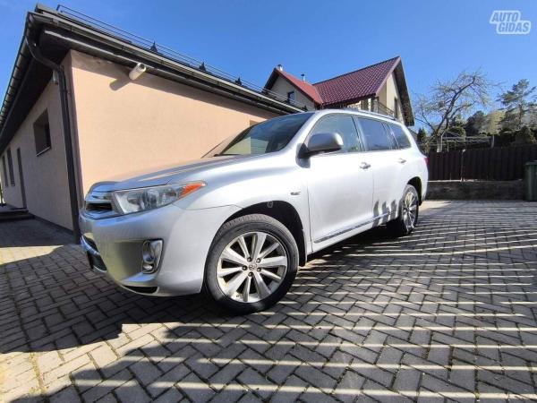 Pelēks Toyota Highlander 2013 Viļņa, ar dzinēja tilpumu 3.50 L un nobraukumu 206 tūkst. km par 13700 €, foto 2 vietnē AUTOMOTO.COM.LV