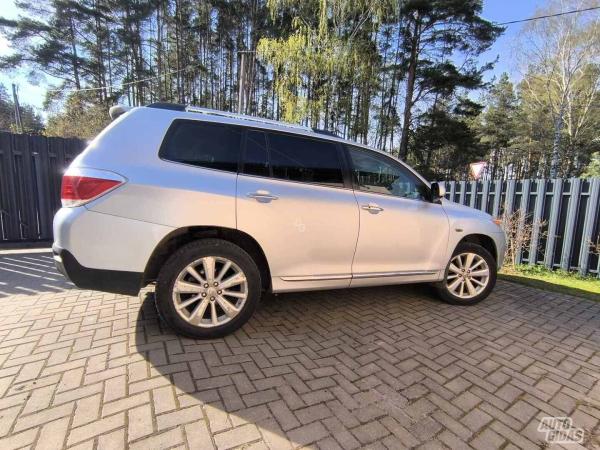 Pelēks Toyota Highlander 2013 Viļņa, ar dzinēja tilpumu 3.50 L un nobraukumu 206 tūkst. km par 13700 €, foto 3 vietnē AUTOMOTO.COM.LV